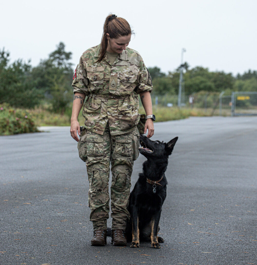 EN FIRBENET SOLDAT SOM BUDDY-MAKKER - SOLDATEN